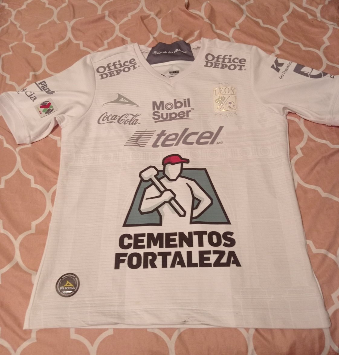 Leon Away football shirt 2017 - 2018. Sponsored by Cementos Fortaleza