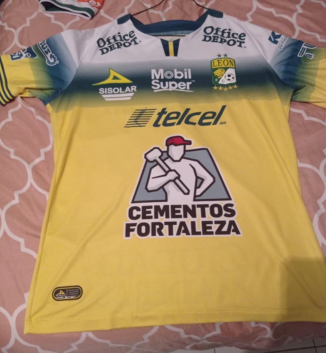 Leon Away football shirt 2019 - 2020. Sponsored by Cementos Fortaleza