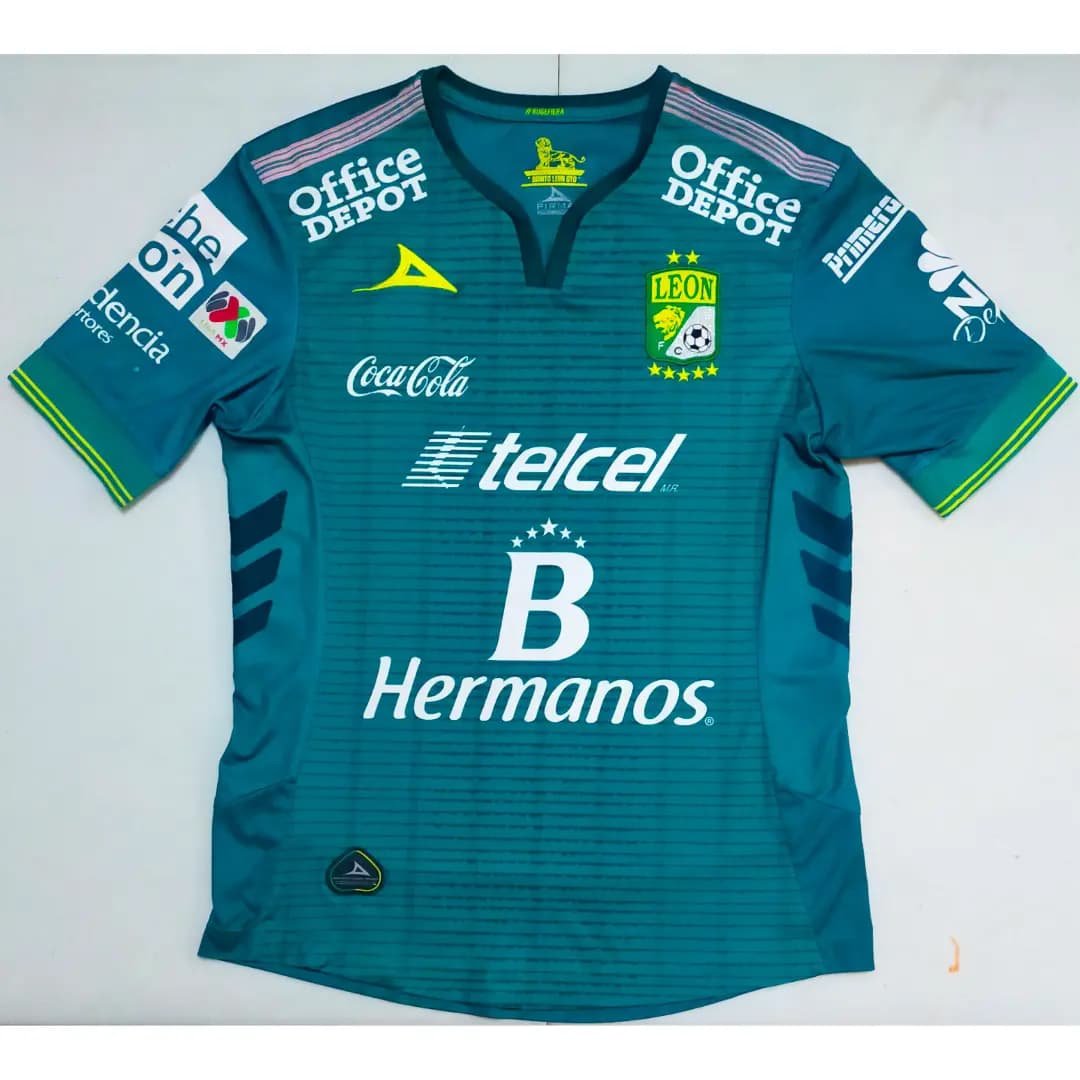 Leon Home football shirt 2015 - 2016. Sponsored by Telcel