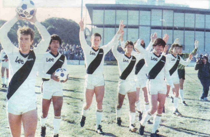 Danubio Home football shirt 1988 - ?. Sponsored by Lee