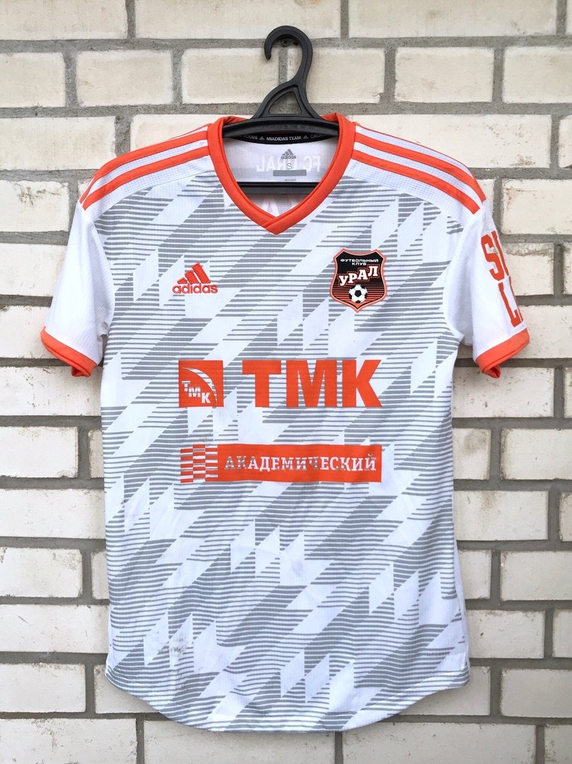 FC Ural Yekaterinburg Weg Fußball-Trikots 2019 - 2020. Sponsored by TMK