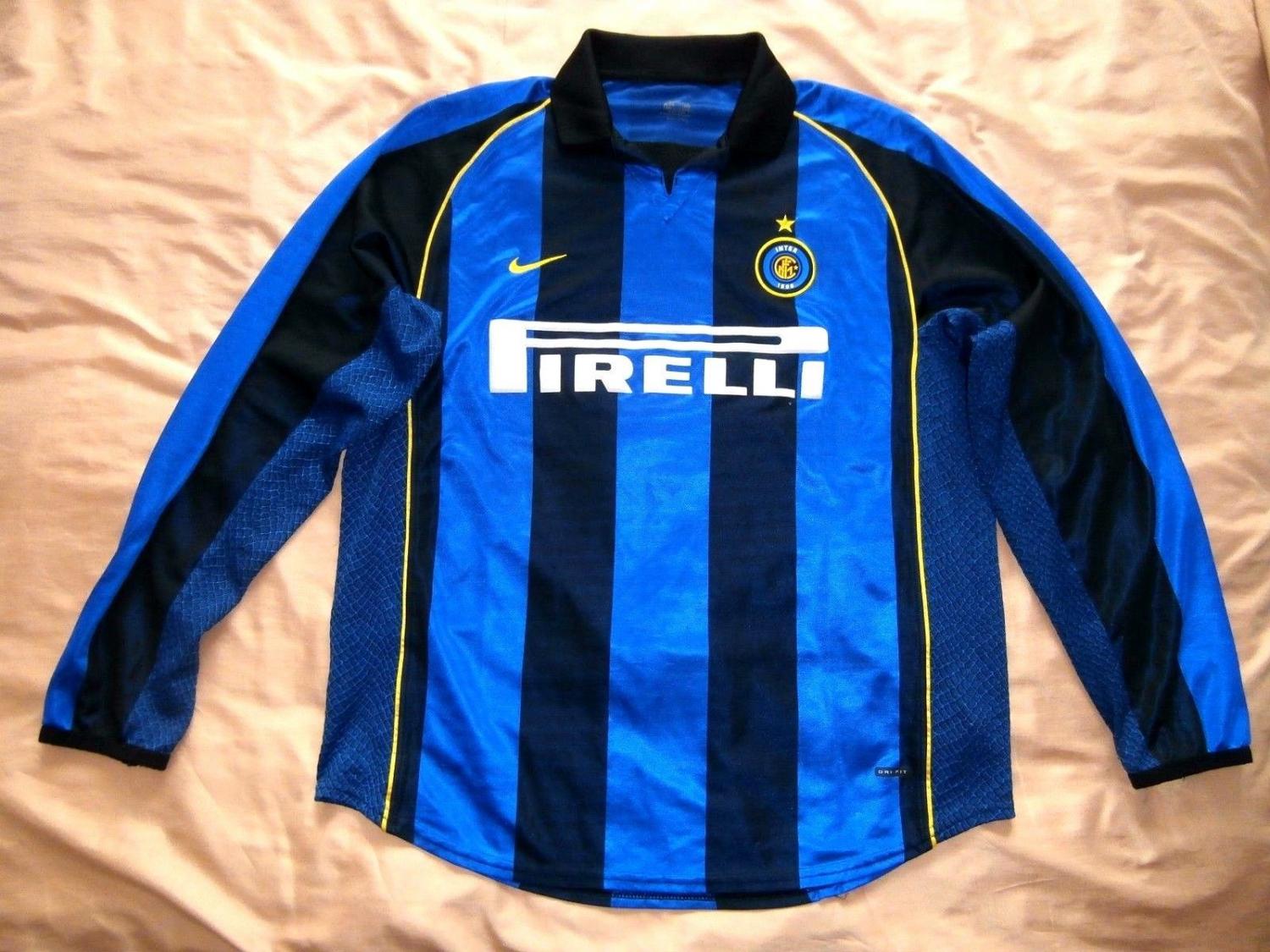 Internazionale Home Fußball-Trikots 2001 - 2002. Sponsored by Pirelli