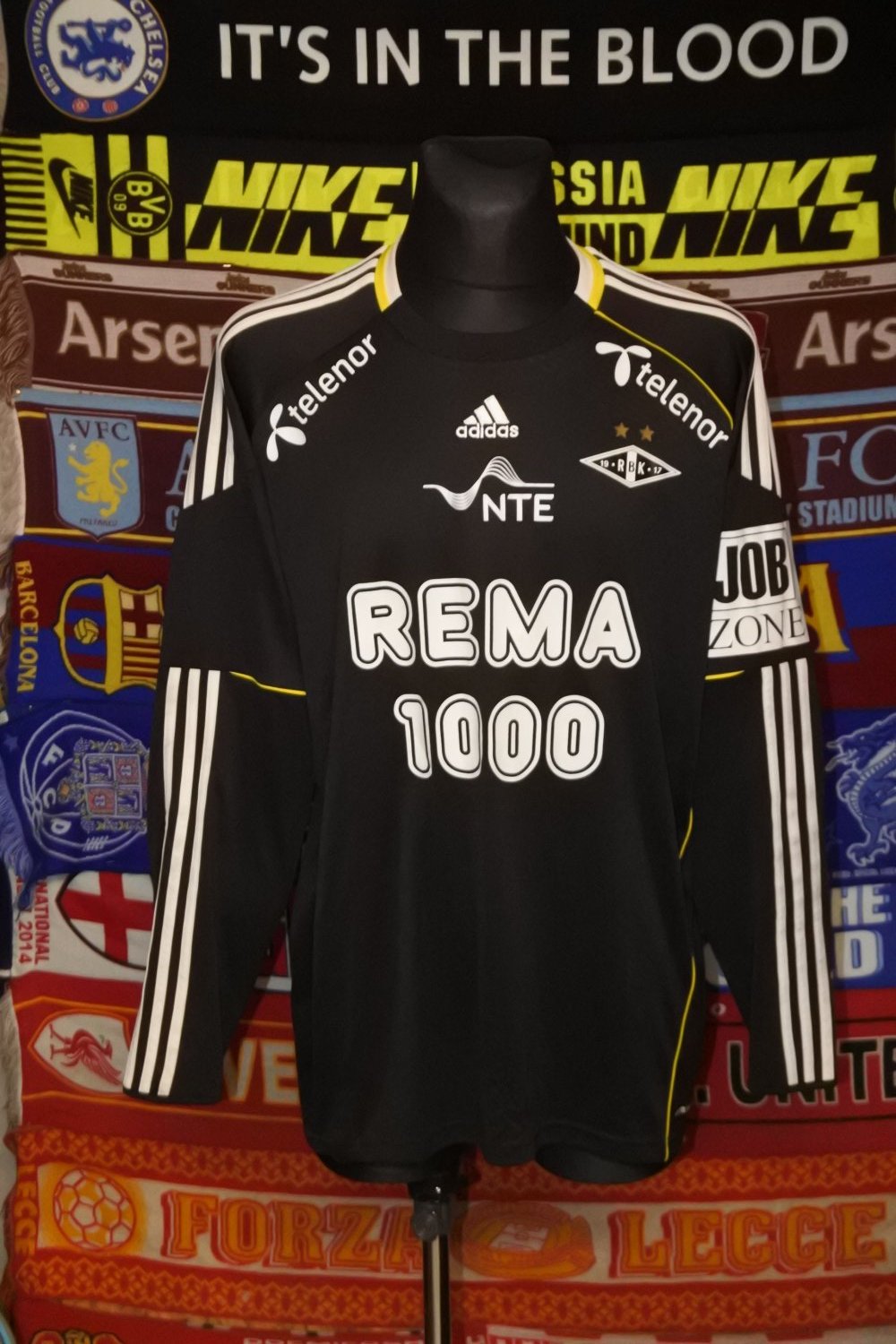 Rosenborg Goalkeeper football shirt 2010. Sponsored by Rema 1000