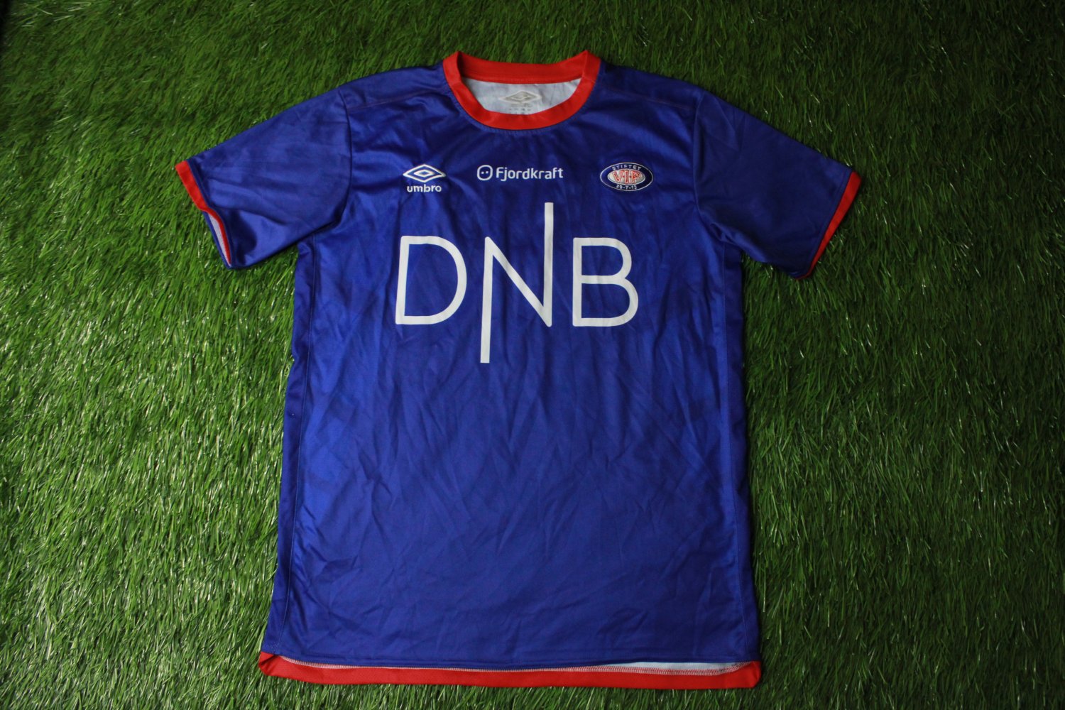 Vålerenga Home football shirt 2018 - 2019. Sponsored by DNB