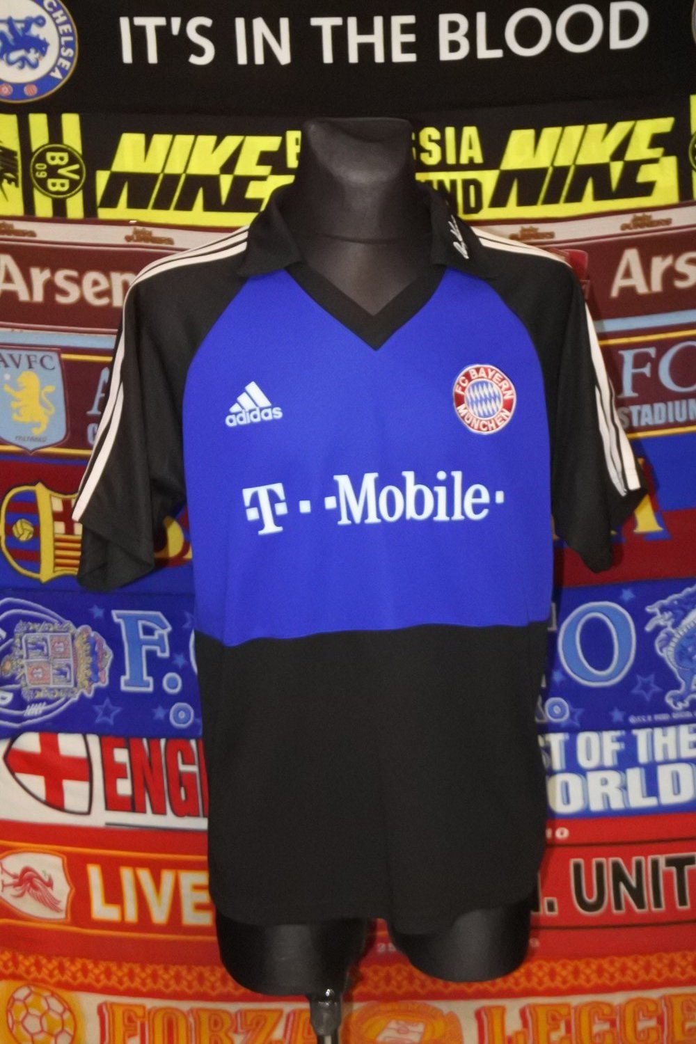 Bayern Munich Goalkeeper football shirt (unknown year). Sponsored by T ...